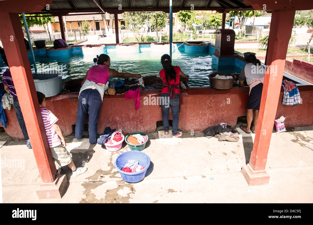 Guatemala, Washerwomen at the public laundry Stock Photo - Alamy