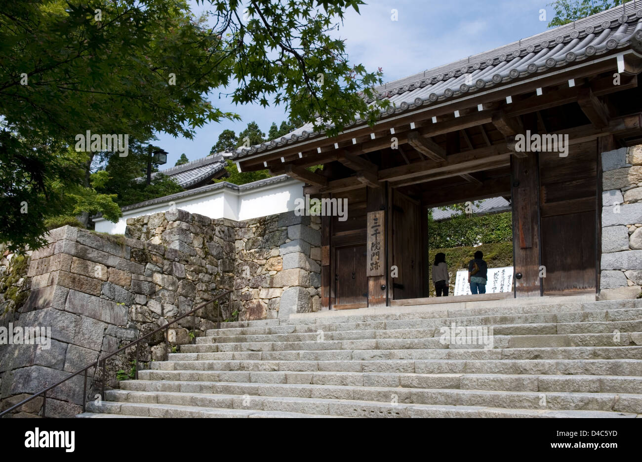 Visitors entering through the main Sanmon Gate of Tendai sect Sanzenin ...