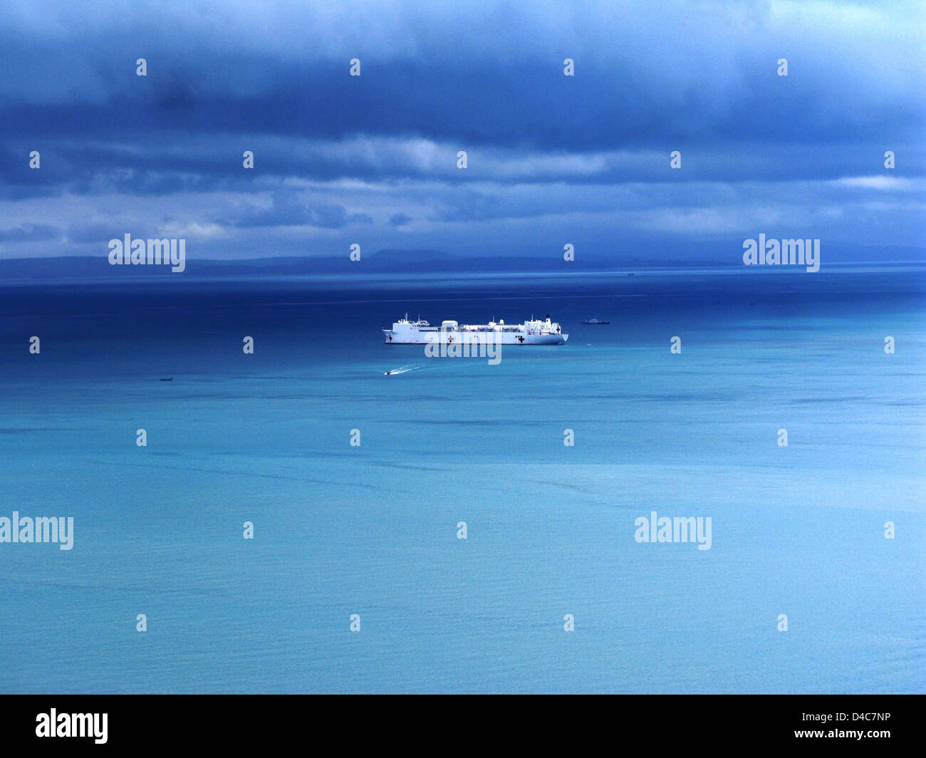 USNS Mercy Sails the Pacific Ocean Stock Photo - Alamy