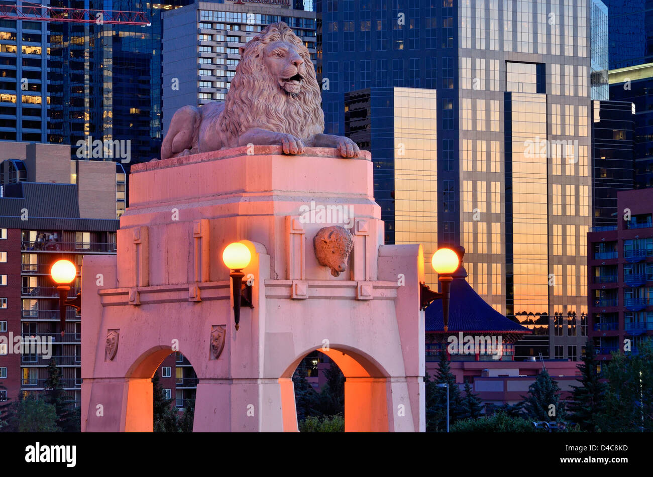 Statue lion on lion bridge hi-res stock photography and images - Alamy