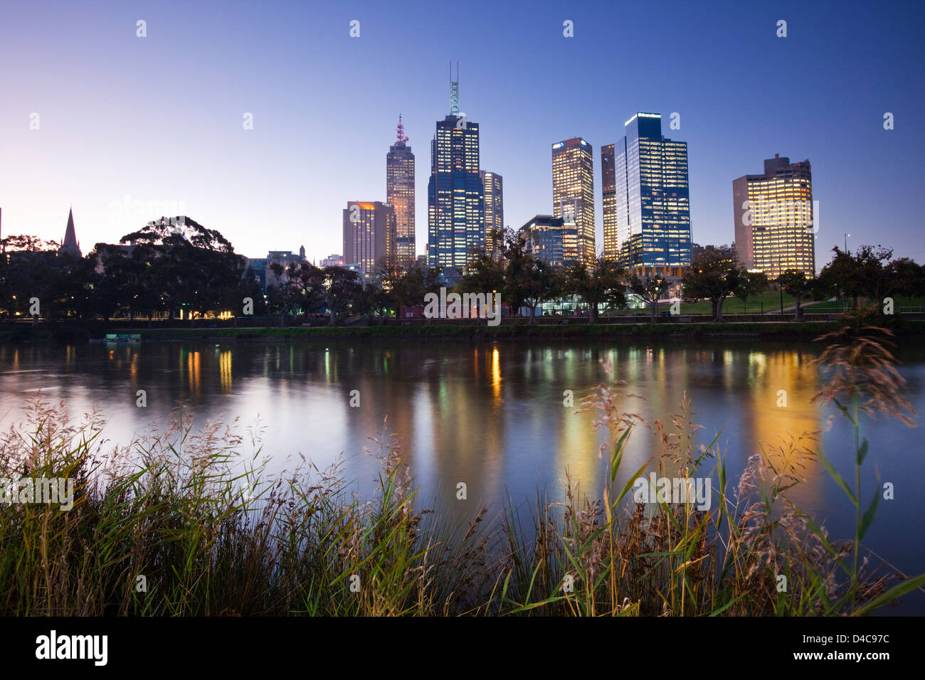 View across Yarra River to city skyline at twilight. Melbourne ...