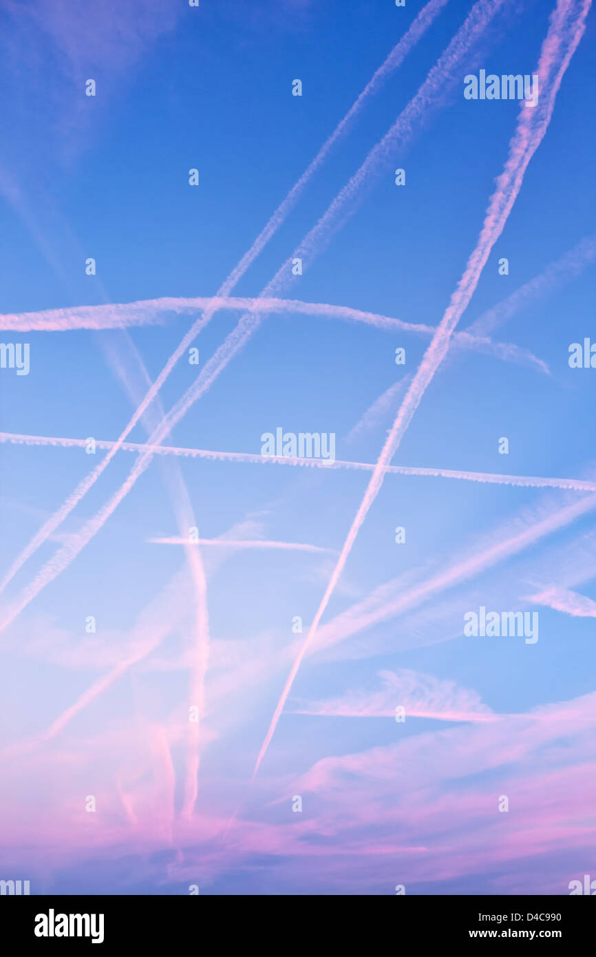 An airliner flying in the evening light hi-res stock photography and ...