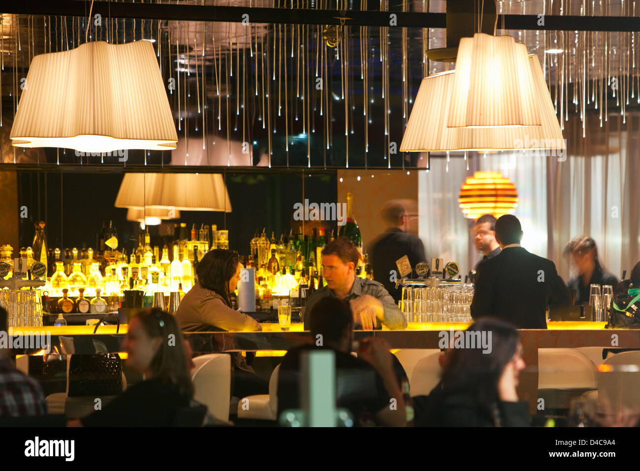 Diners at Left Bank Restaurant and Bar at Southbank. Melbourne ...