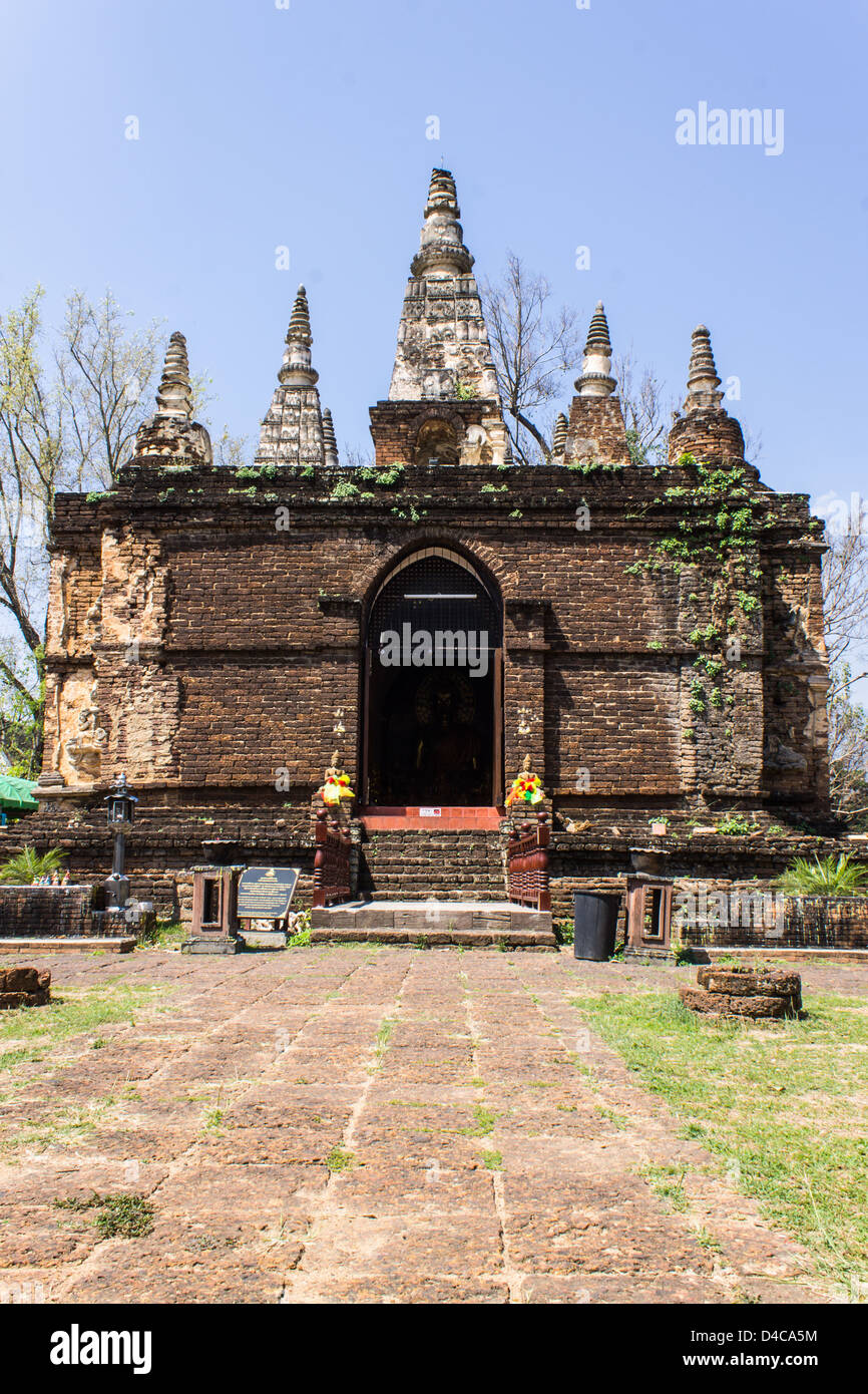 Historic chedi buddha images hi-res stock photography and images - Alamy
