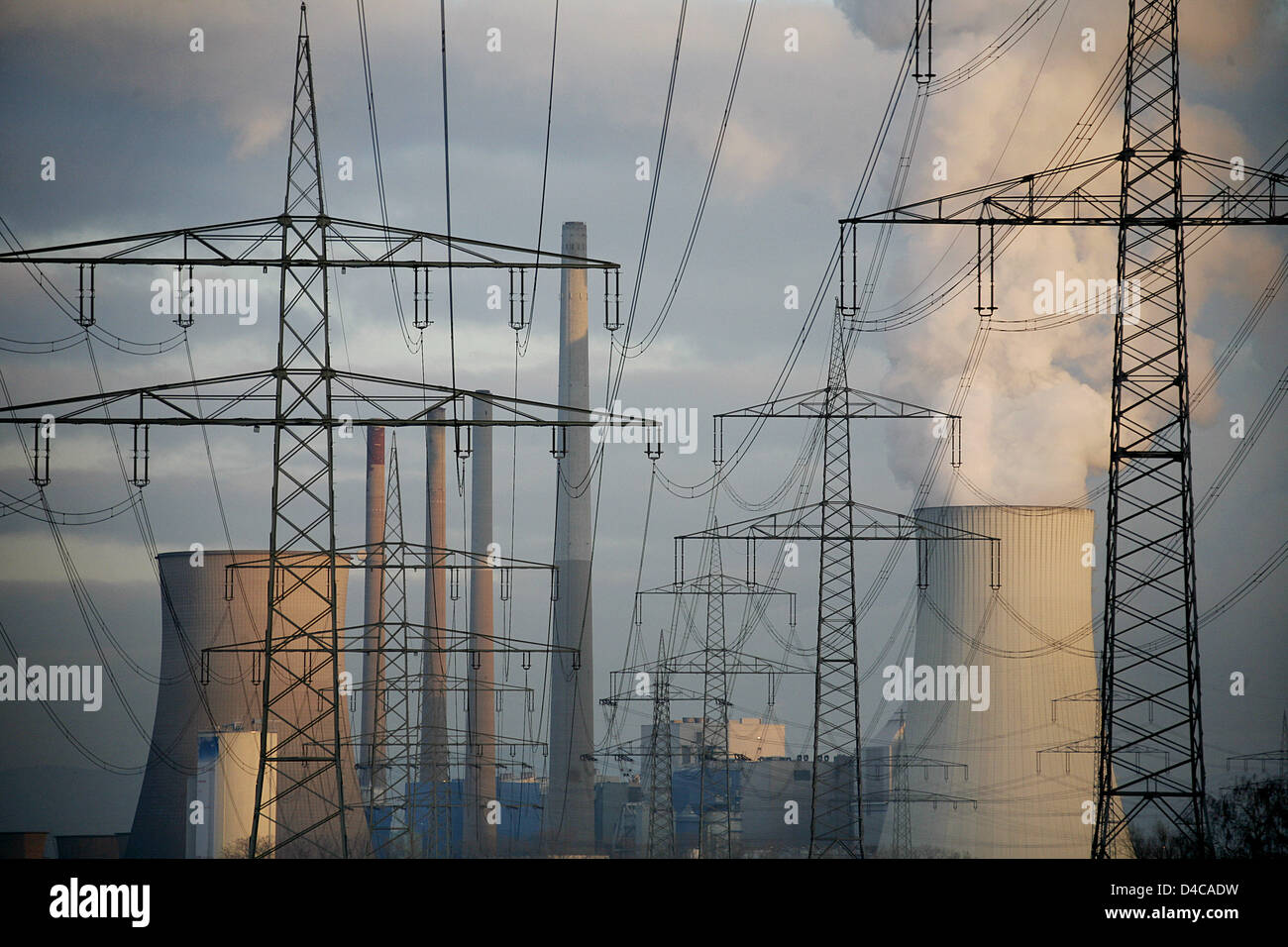 The picture shows a coal-fired power station in Grosskrotzenburg near ...