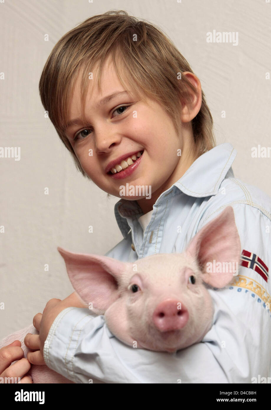 Young actor Jasper Smets and 'Rennschwein Rudi Ruessel' ('Race pig Rudi ...