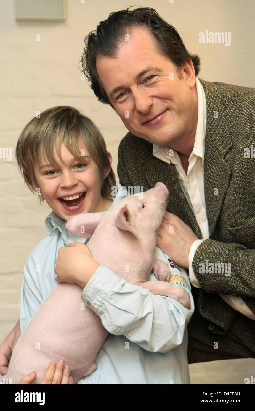 Actors Jasper Smets (L), Martin Lindow and 'Rennschwein Rudi Ruessel ...