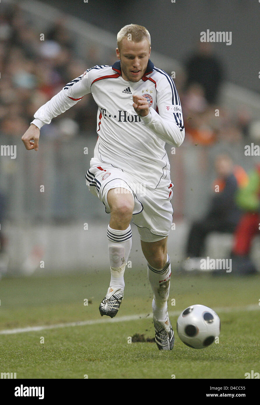 Christian Lell of Bundesliga club FC Bayern Munich controls the ball ...
