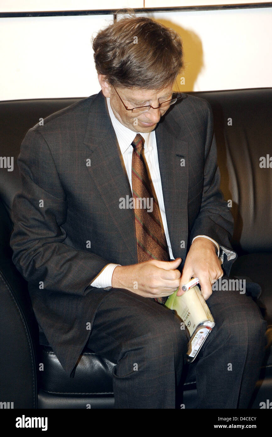 Microsoft founder bill gates signs hi-res stock photography and images ...