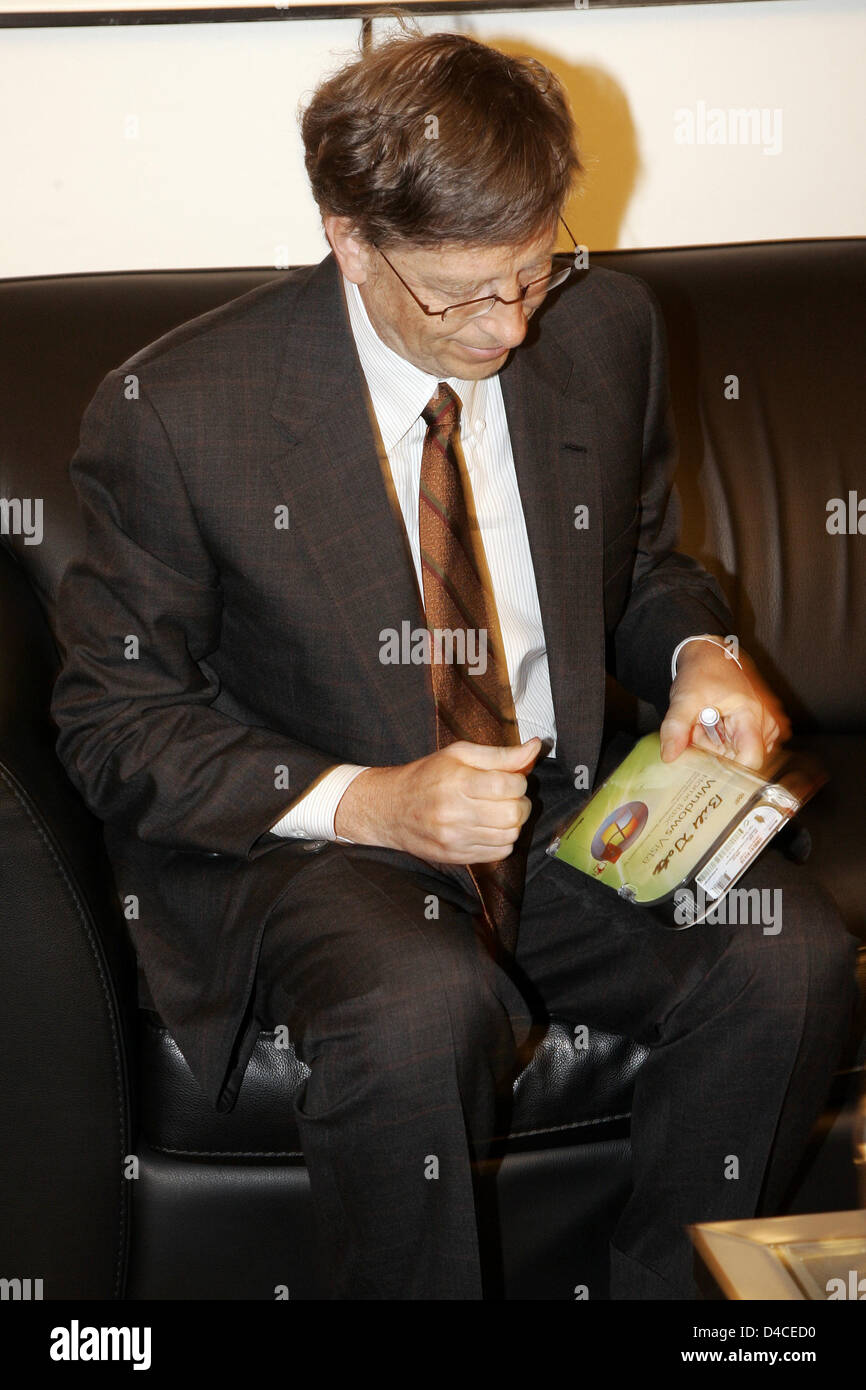 Microsoft founder bill gates signs hi-res stock photography and images ...