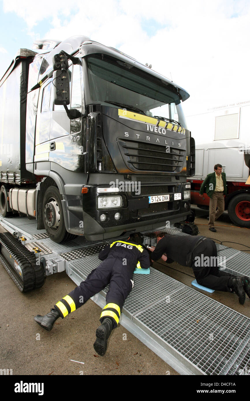 A lorry is checked for deficiencies by officers of the German Federal ...