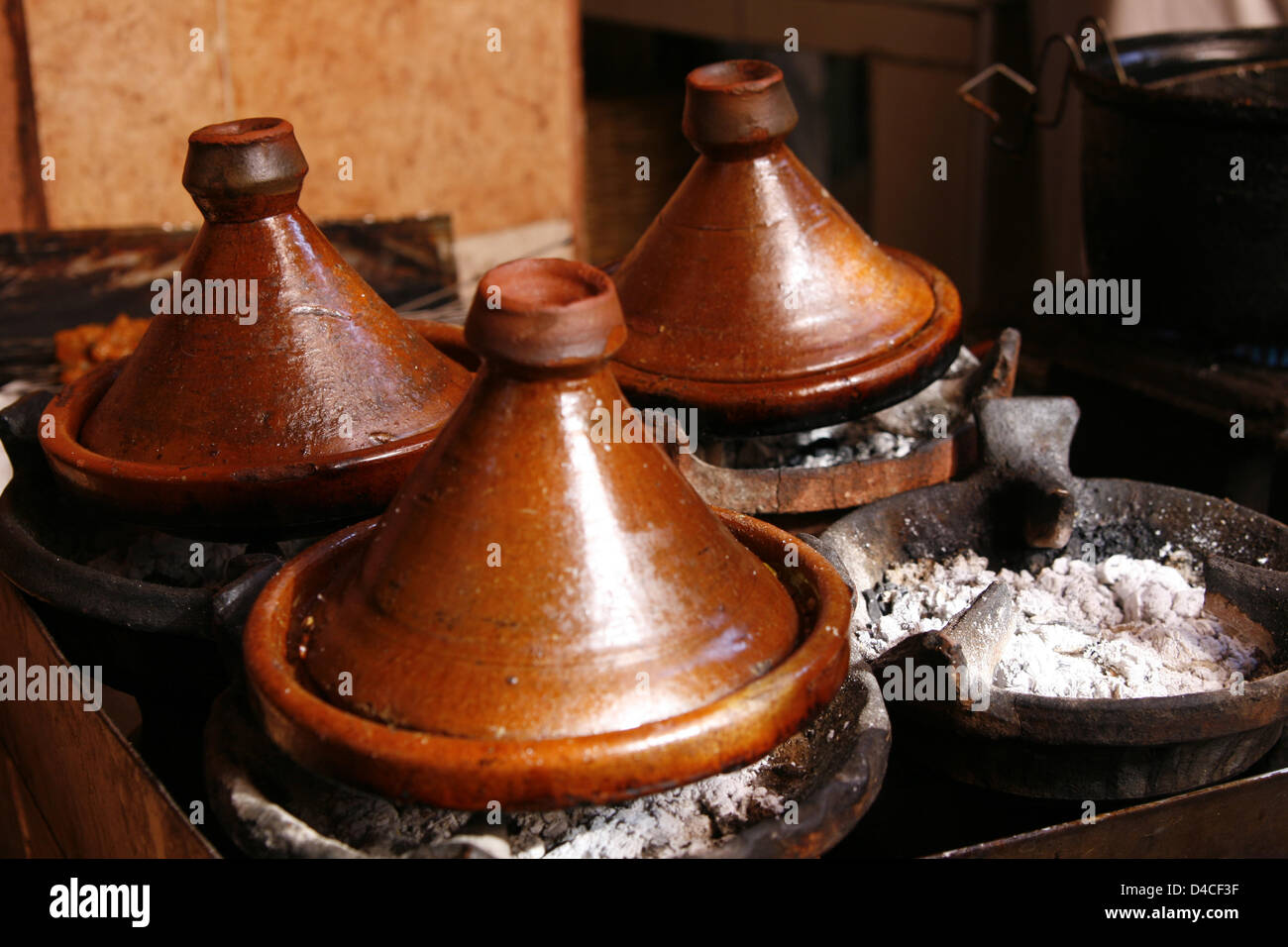 The picture shows typical cooking pots made of clay in Marrakech ...
