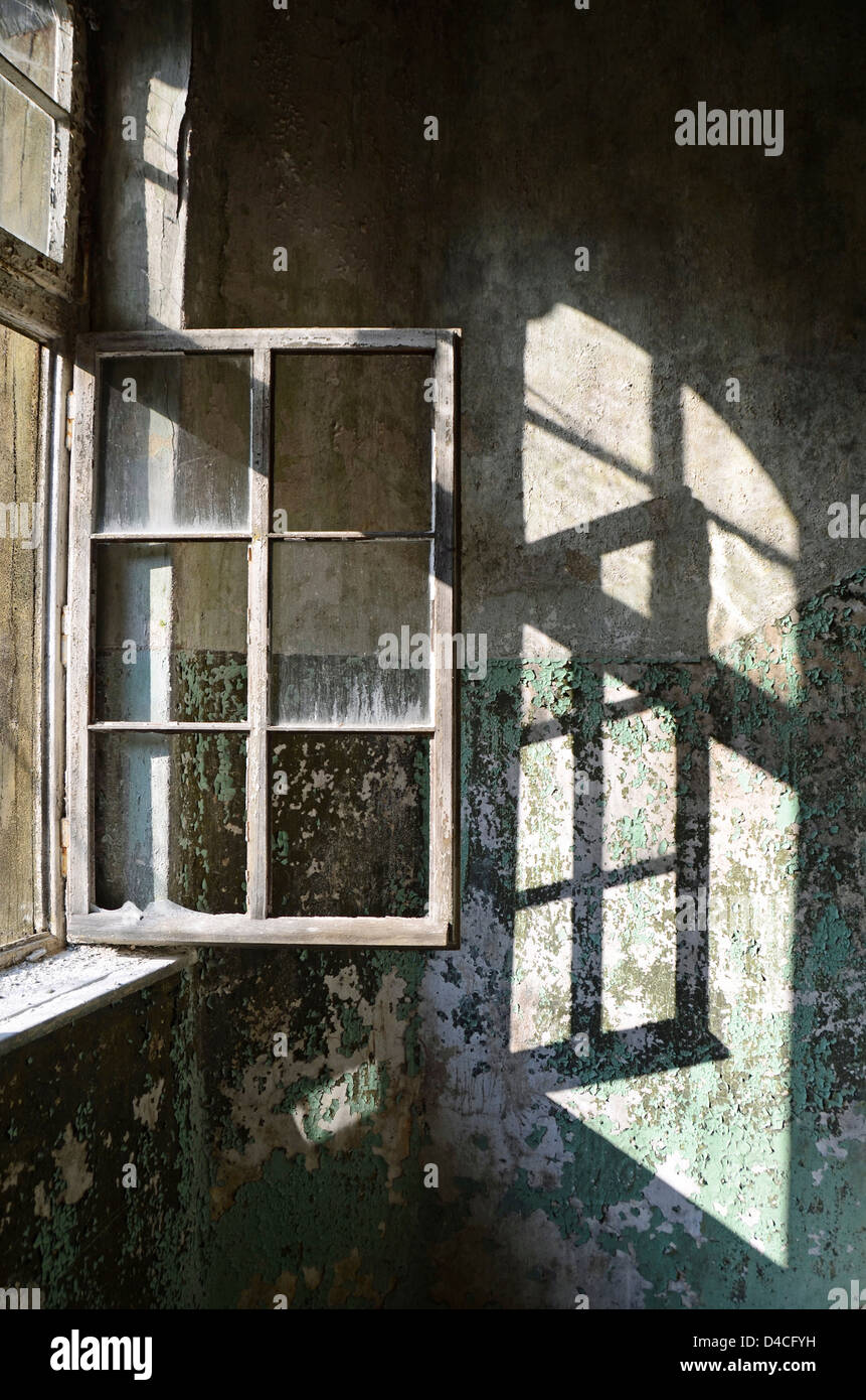 Dilapidated window hi-res stock photography and images - Alamy