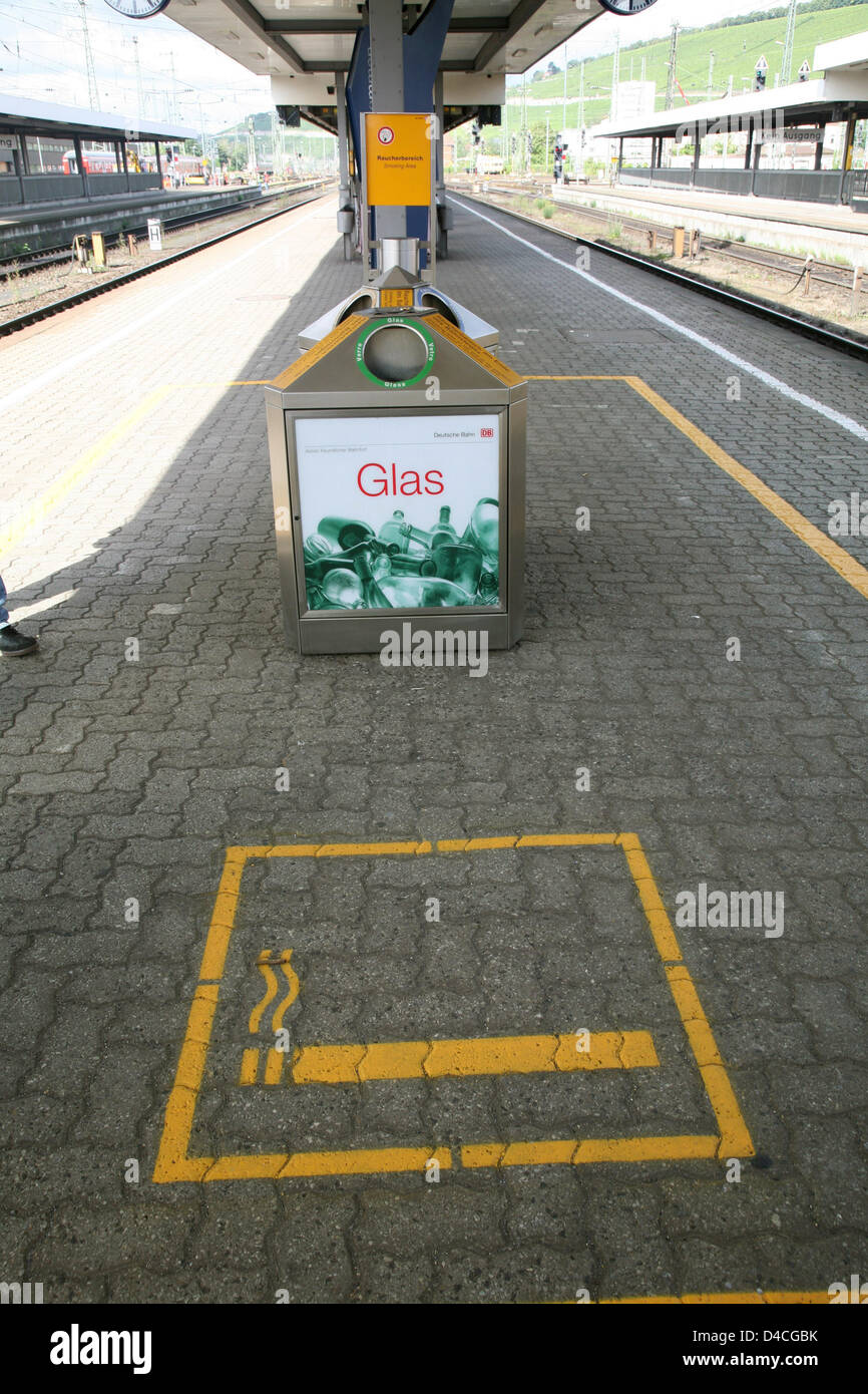 Smokers Area High Resolution Stock Photography and Images - Alamy