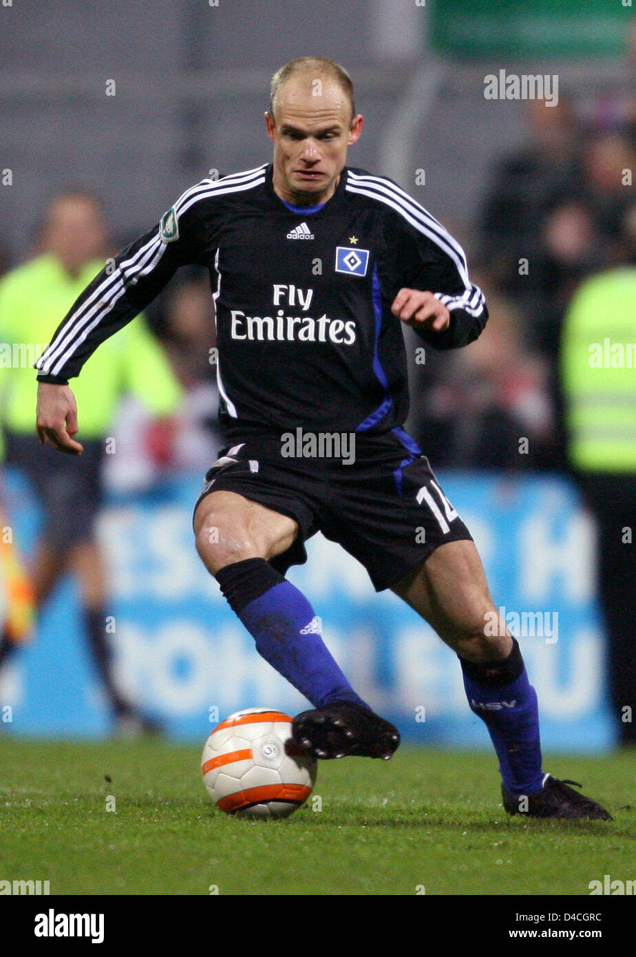 David Jarolim of Hamburg controls the ball during the DFB Cup round of ...