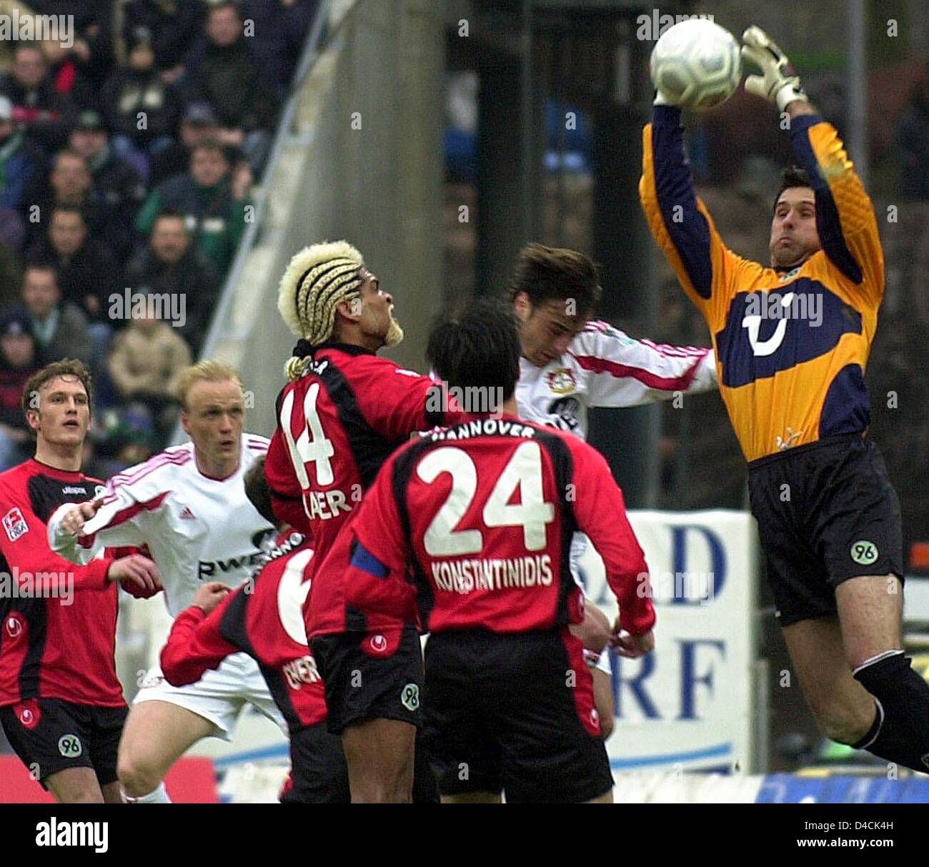 (dpa) The Hanover 96 goalie Marc Ziegler (r) catches the ball in front ...