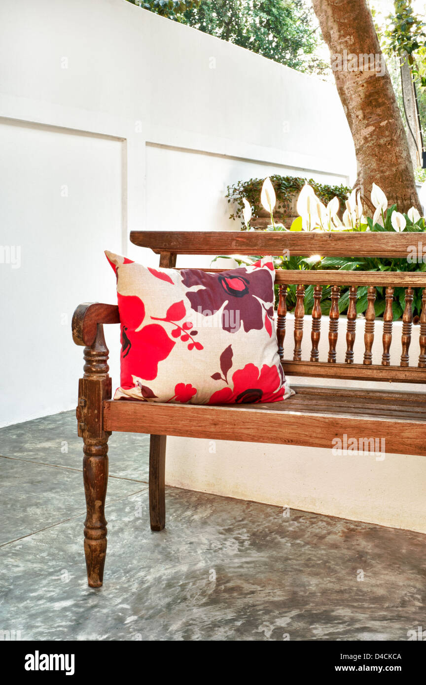 Nice bench hi-res stock photography and images - Alamy