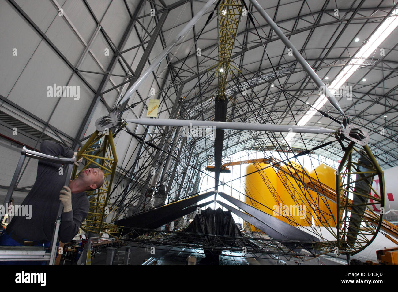 Employees of Zeppelin Luftschifftechnik GmbH ('Zeppelin Airship ...