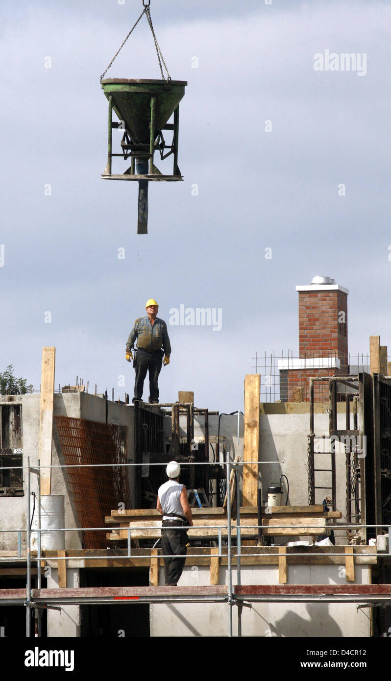 (dpa file) Construction workers are pictured at a construction site in ...