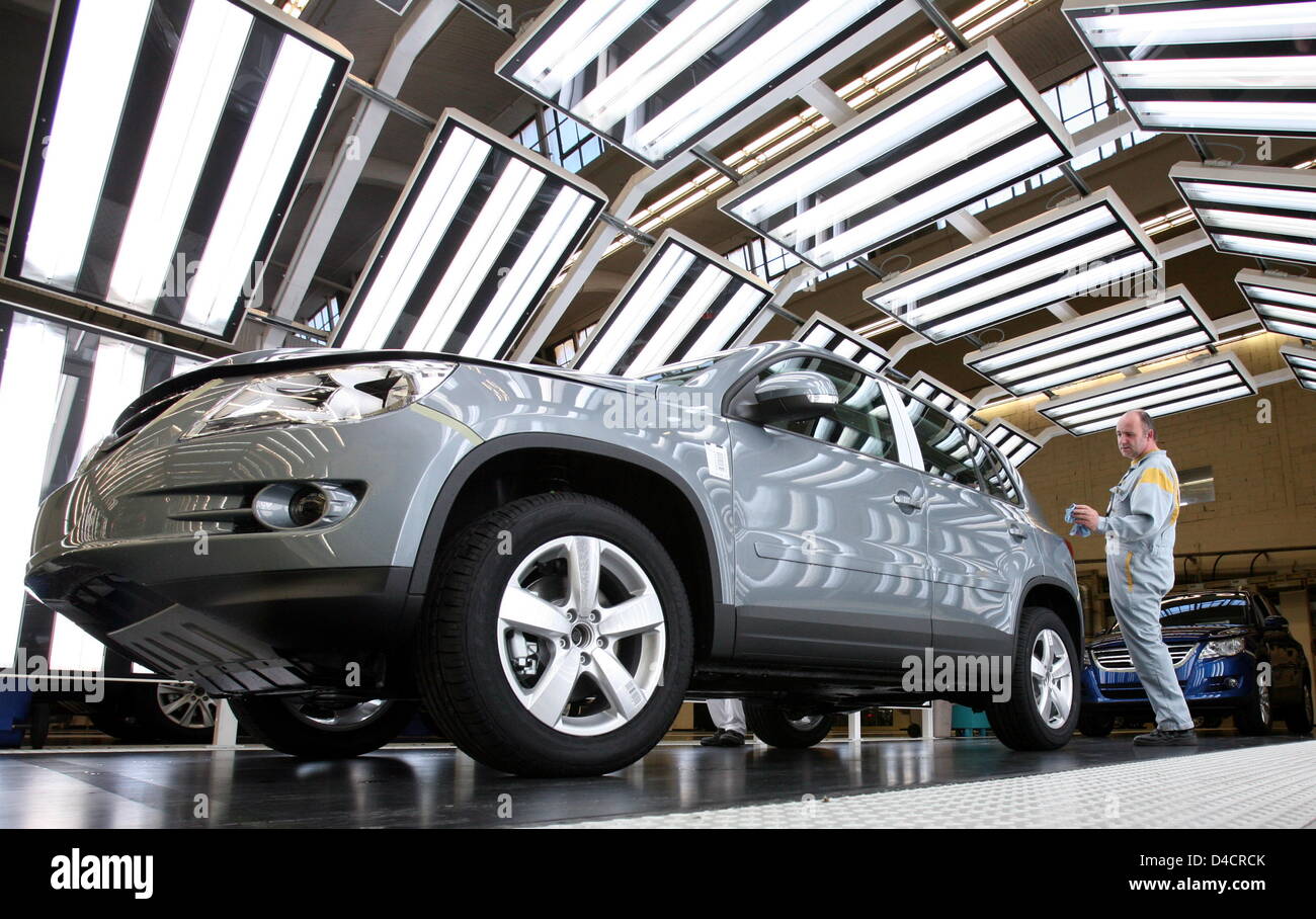 Employees of Auto 5000 Ltd. check a Volkswagen (VW) Tiguan assembled by ...