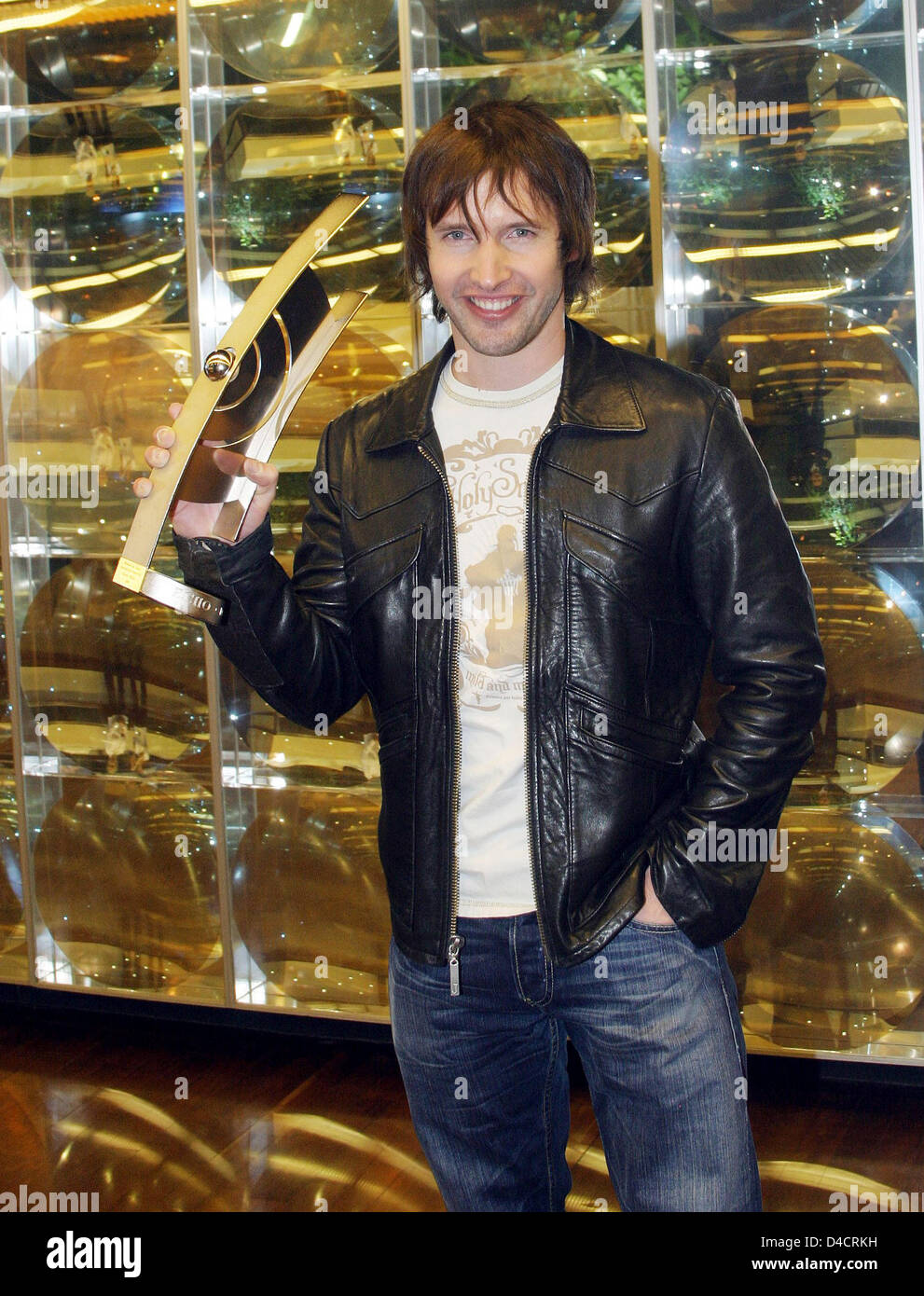 British singer james blunt poses hi-res stock photography and images ...