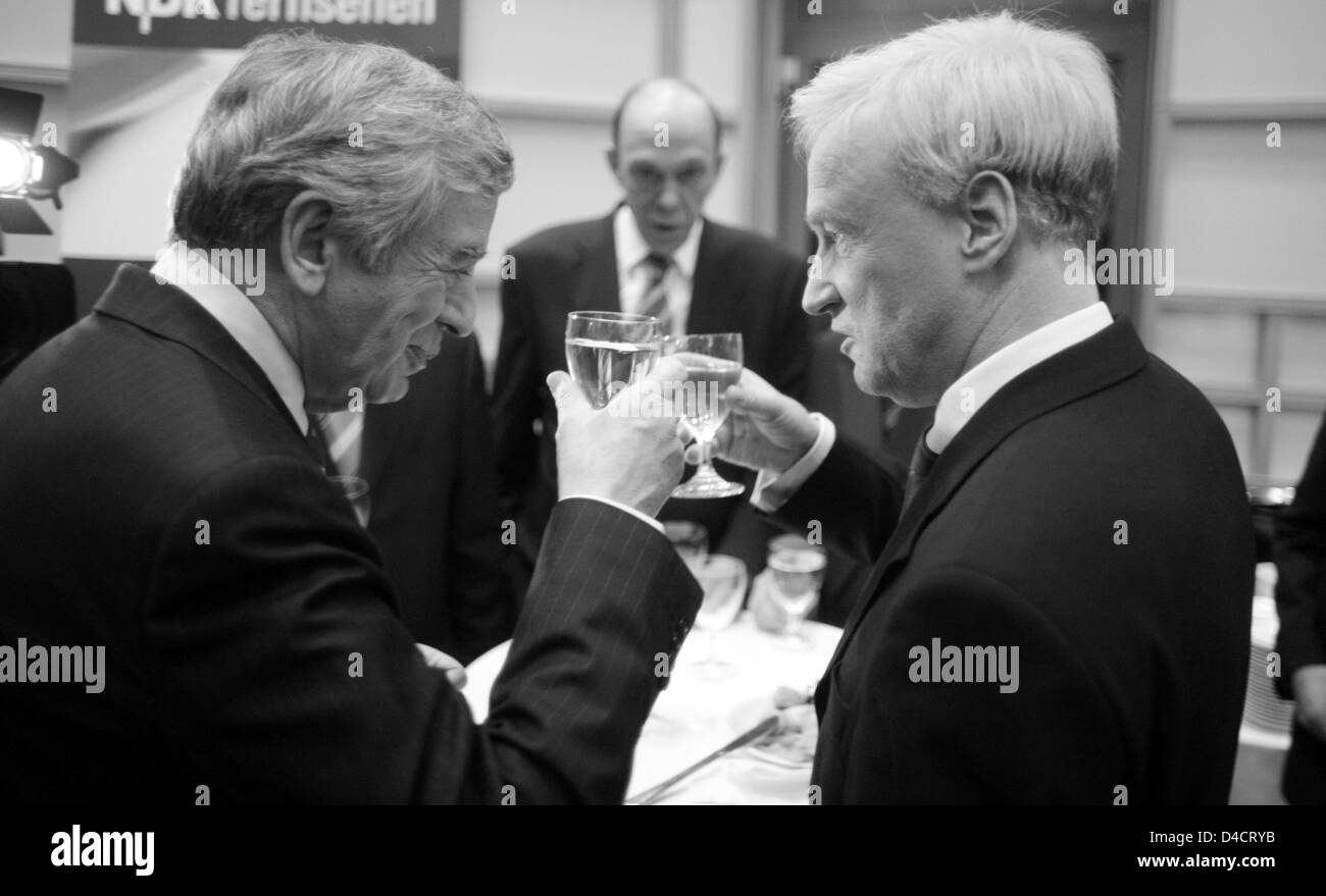 Hamburgs CDU Mayor Ole von Beust (R) and SPD front runnner Michael ...