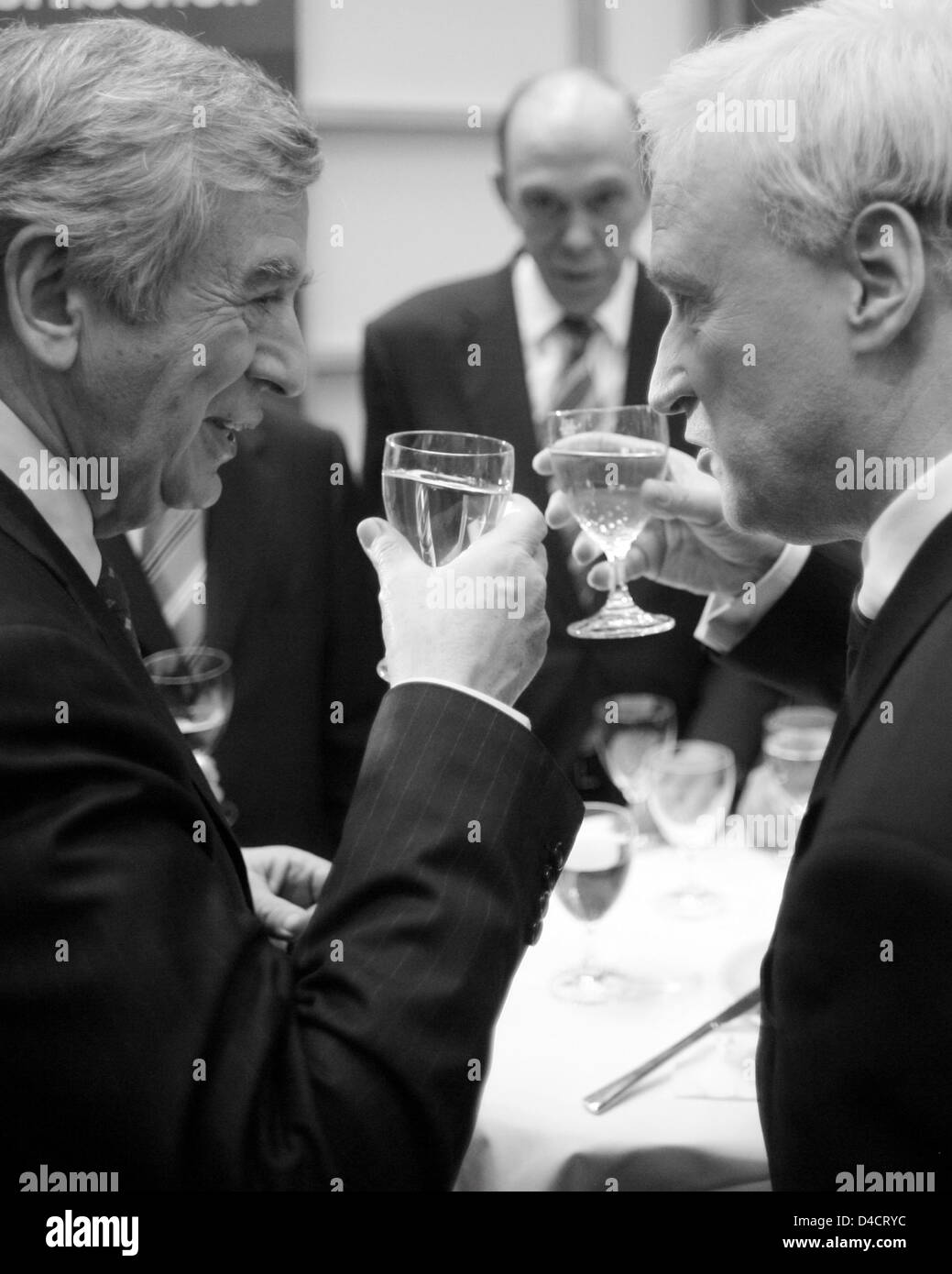 Hamburgs CDU Mayor Ole von Beust (R) and SPD front runnner Michael ...