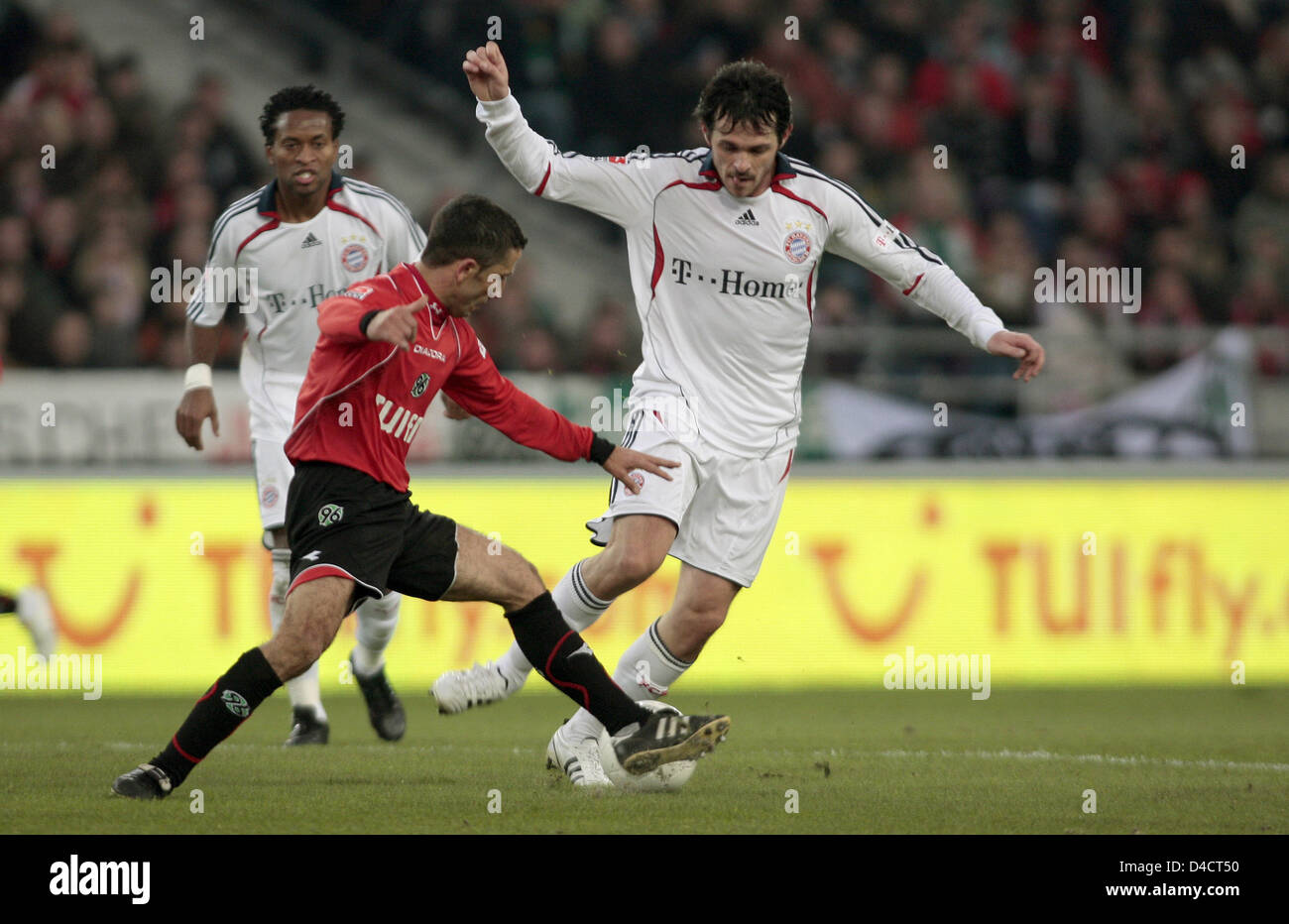 Hanover's Albanian Altin Lala (C) and Munich's French Willy Sagnol (R ...