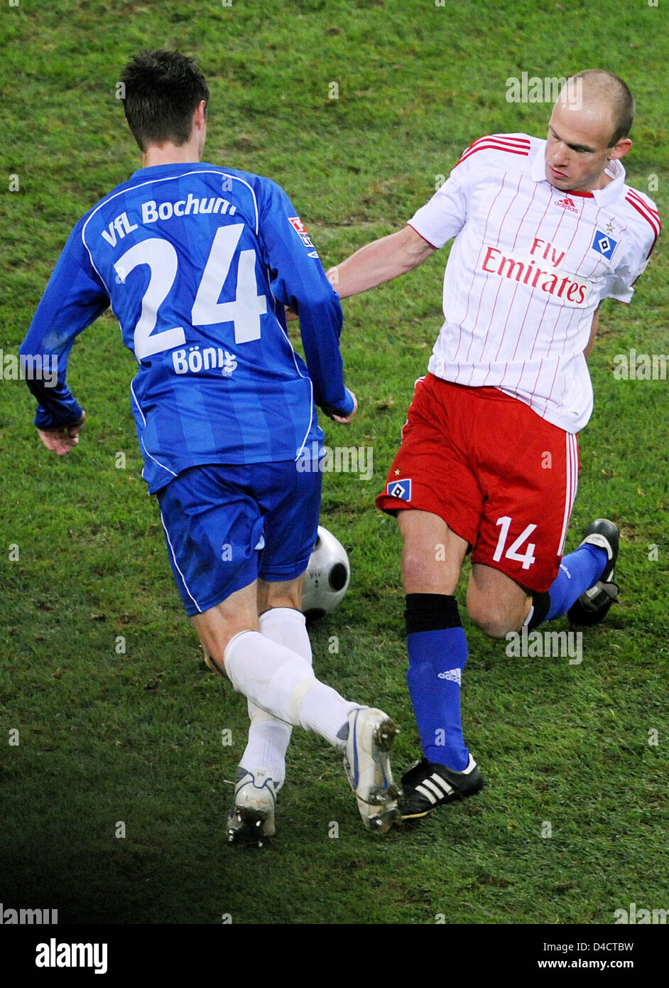 Hamburg's Czech double scorer David Jarolim (R) and Bochum's Philipp ...