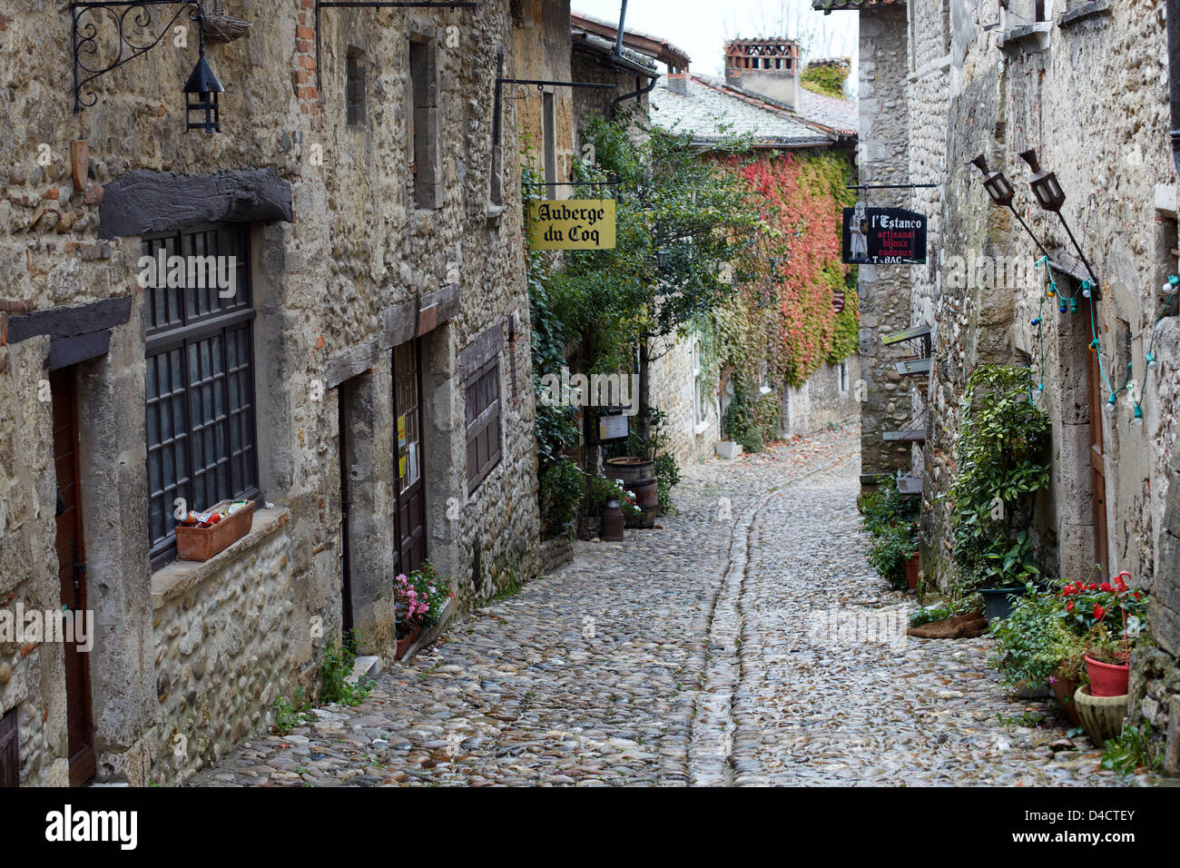 Medieval alley hi-res stock photography and images - Alamy