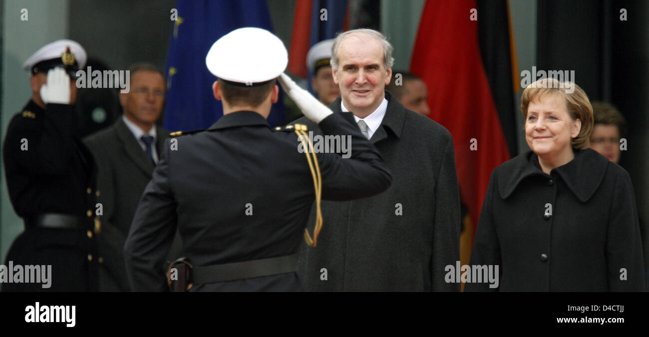 German Chancellor Angela Merkel (R) receives the Prime Minister of ...