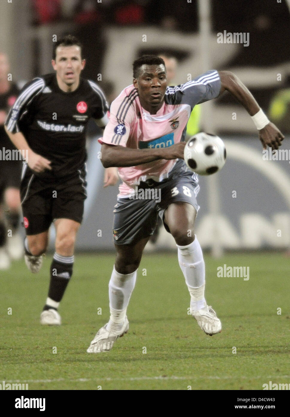 Lisbon's Ariza Makukula (L) vies for the ball with Nuremberg's Tomas ...
