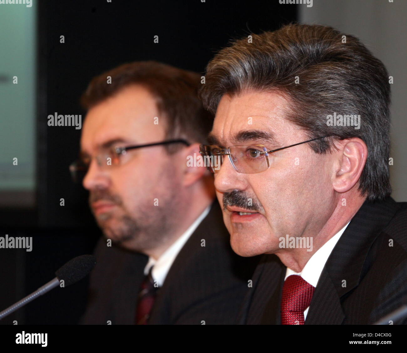 Siemens SE CFO Joe Kaeser (R) and personnel director Siegfried Russwurm ...
