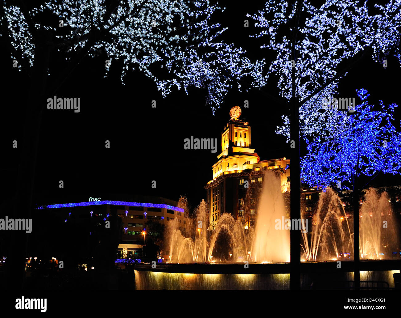 Barcelona, Catalonia, Spain. Christmas lights and fountains in Placa ...