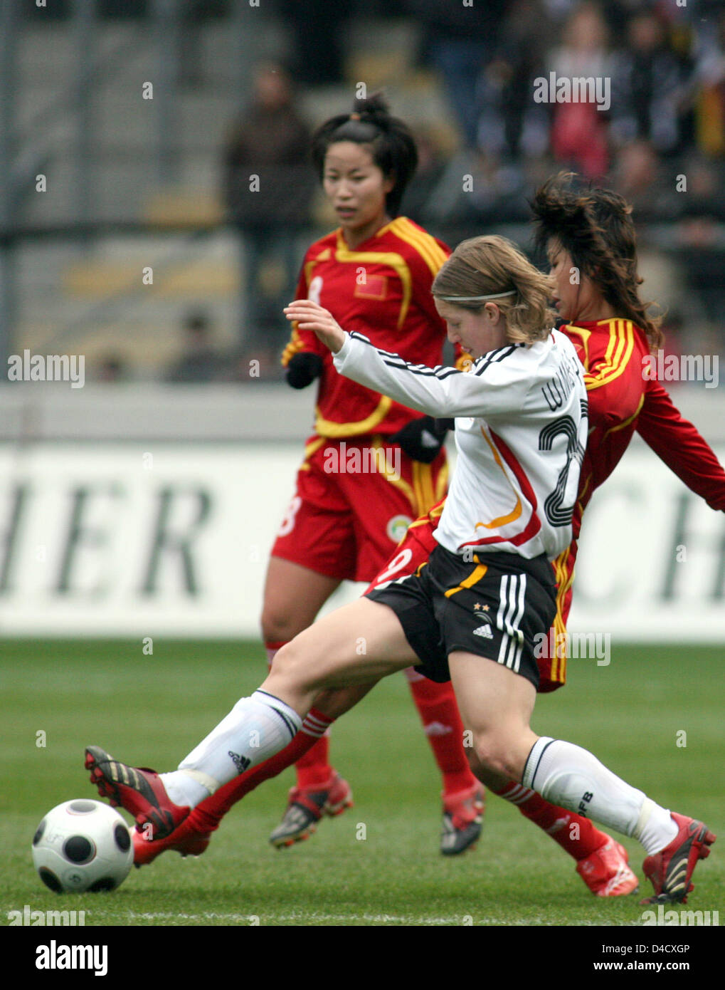 Petra Wimbersky (C) of Germany is challanged by Guo Yue Han Duan (R ...