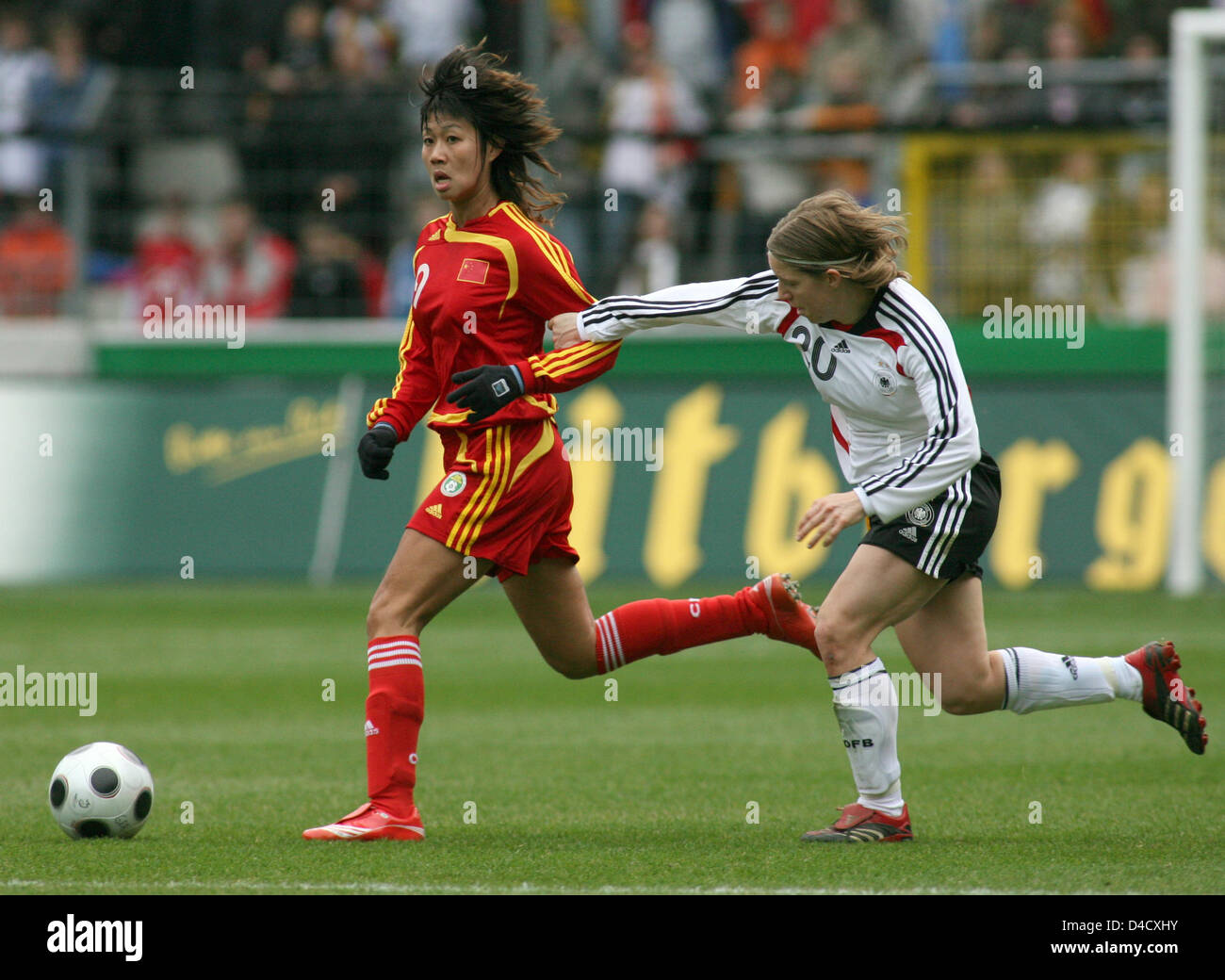 China's Han Duan (L) and Germany's Petra Wimbersky (R) vie for the ball ...