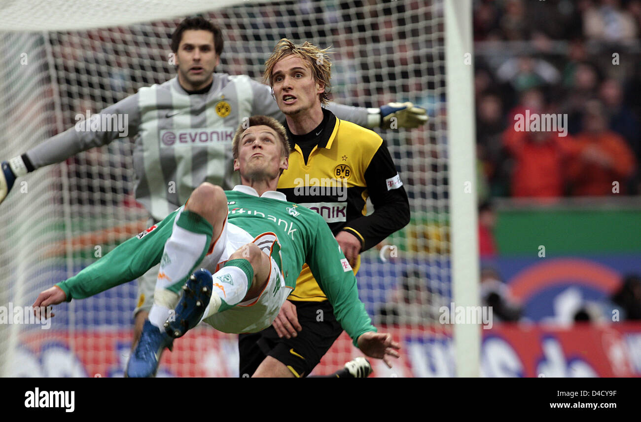 (front-back) Markus Rosenberg of Bremen makes a bicycle kick against ...