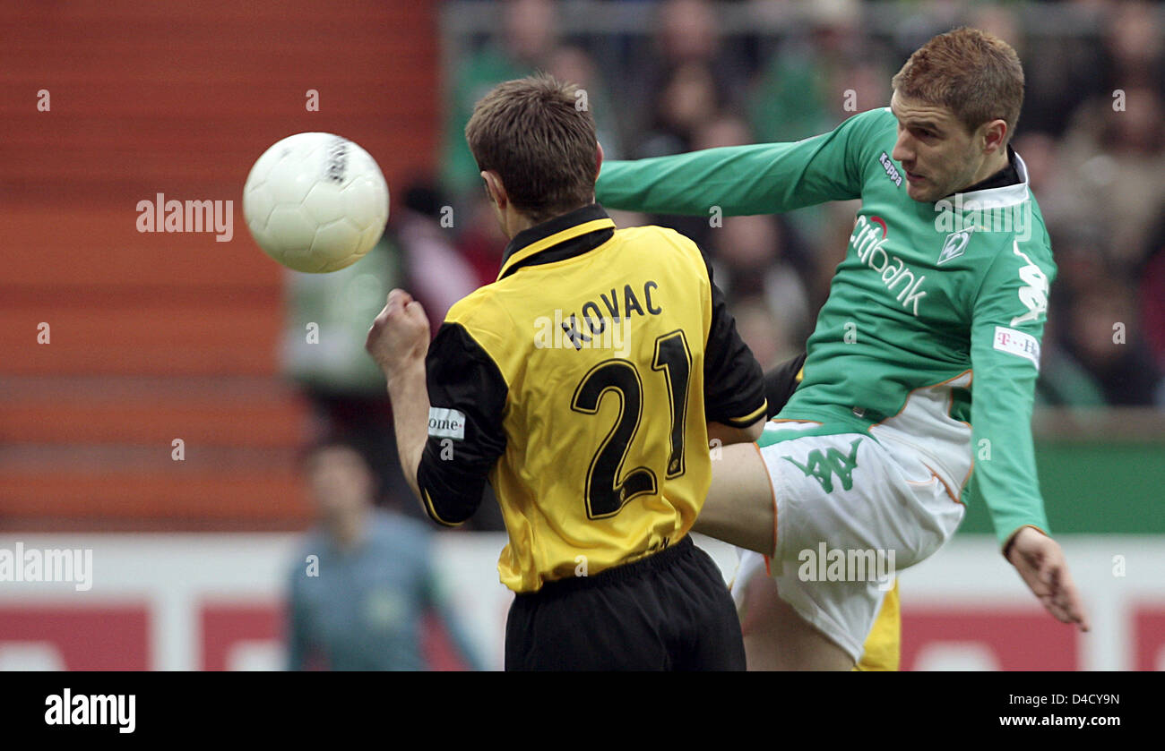 Bremen striker Ivan Klasnic (R) and Dortmund's full-back Robert Kovac (L) challenge the ball in ...