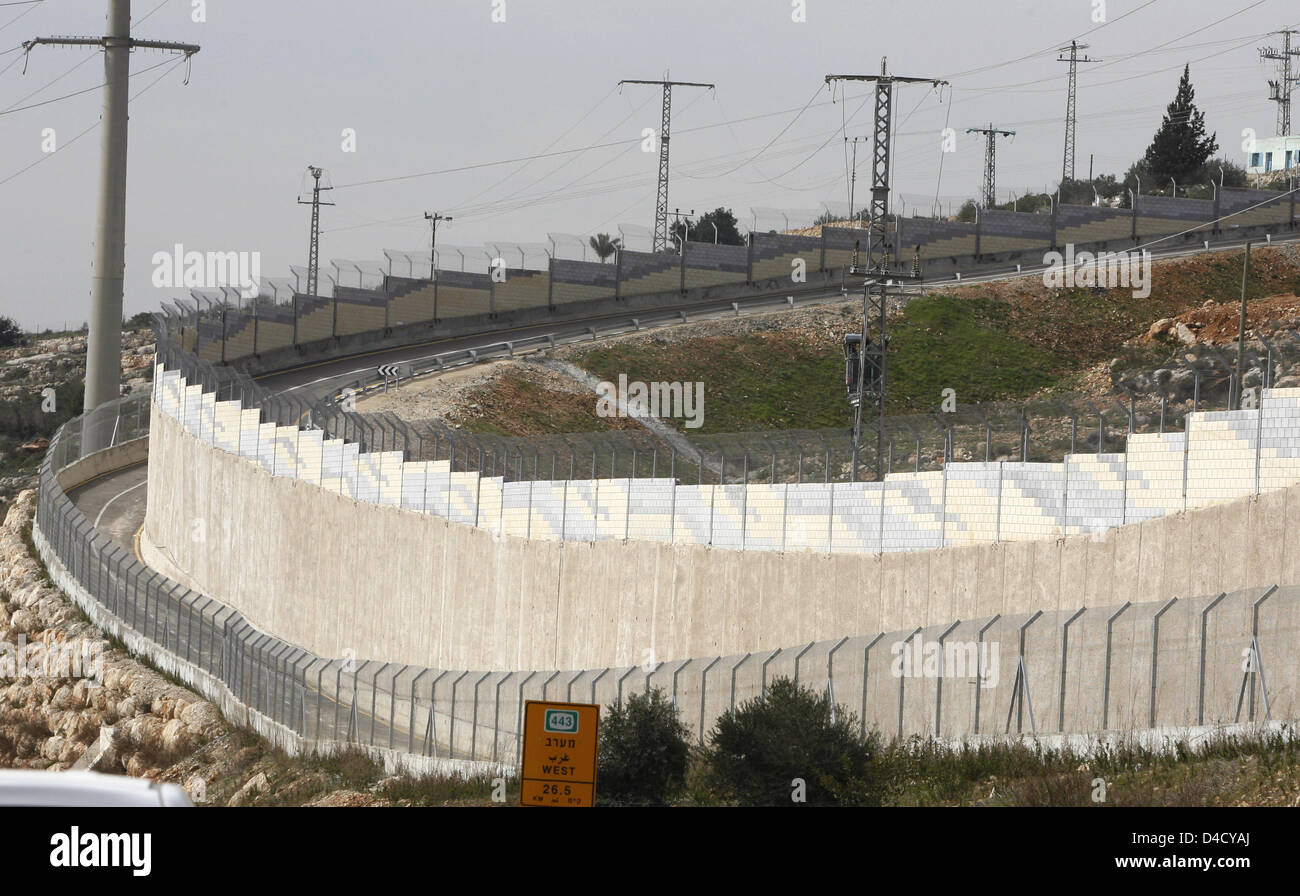 The photo depicts the Israeli security wall seen from the motorway ...
