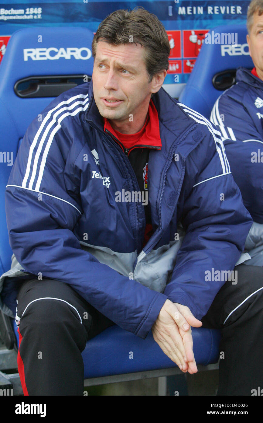 Leverkusen head coach Michael Skibbe looks scptical in the Bundesliga ...