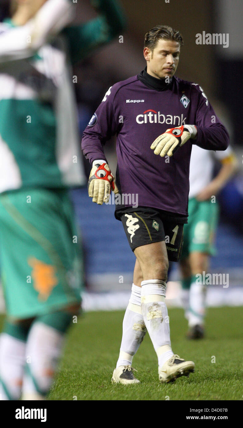 Bremen's golakeeper Tim Wiese (R) leaves the pitch after the UEFA Cup ...