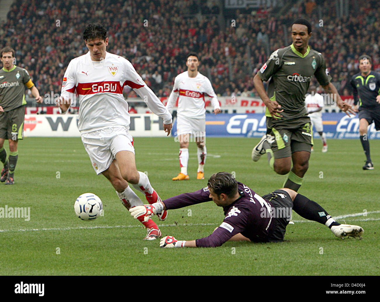 Stuttgart's Mario Gomez (L) scores the 1-1 past Bremen's goalie Tim ...