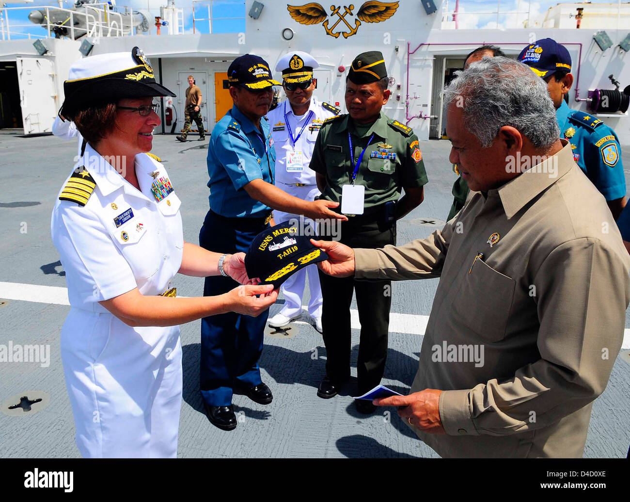 PP 2010 Commander Capt. Franchetti Gives a USNS Mercy Ball Cap to ...
