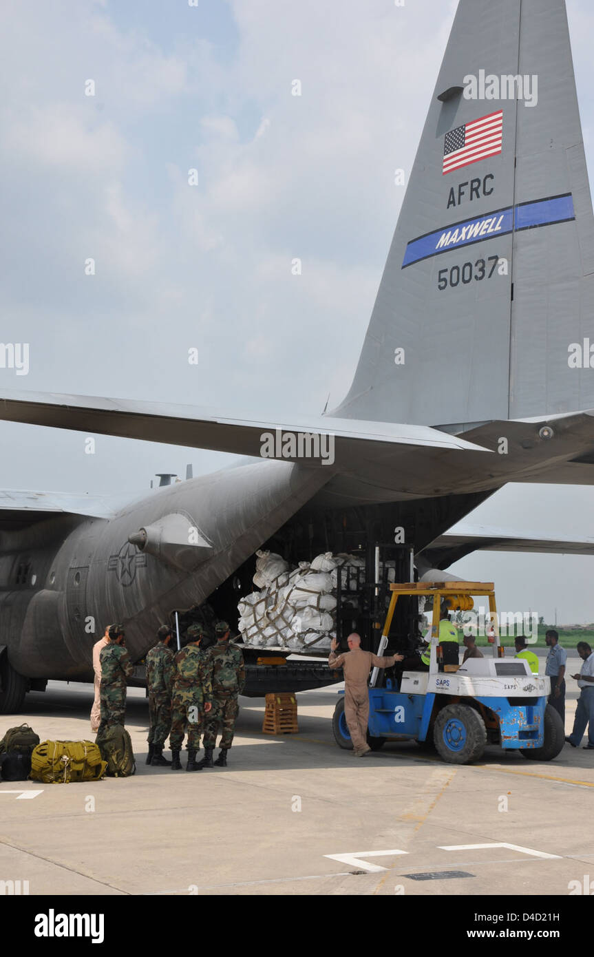 U.S. Cargo Plane Delivers Aid in Pakistan Stock Photo - Alamy