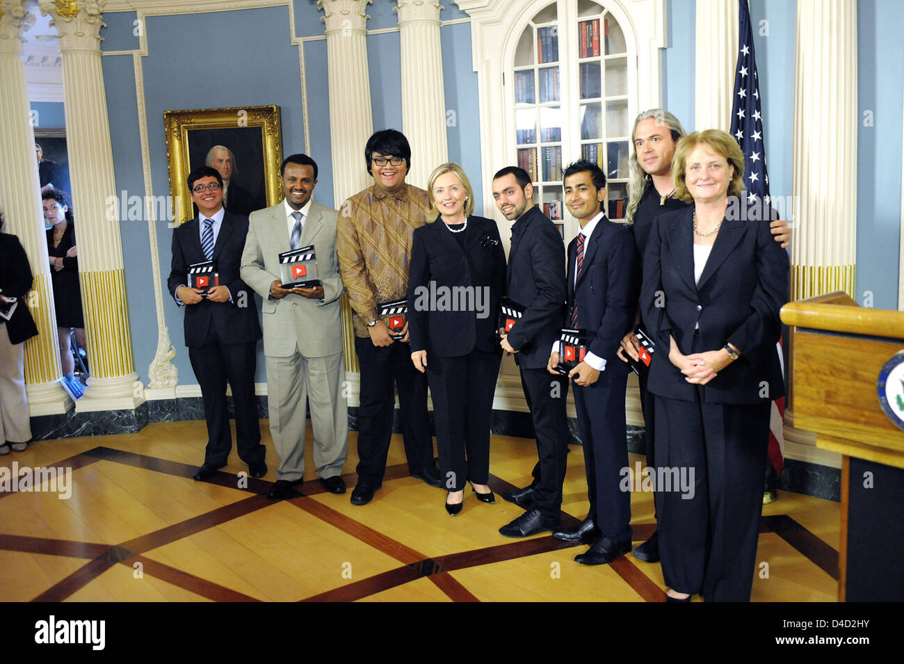 Secretary Clinton and Under Secretary McHale Pose for a Photo With 2010 ...