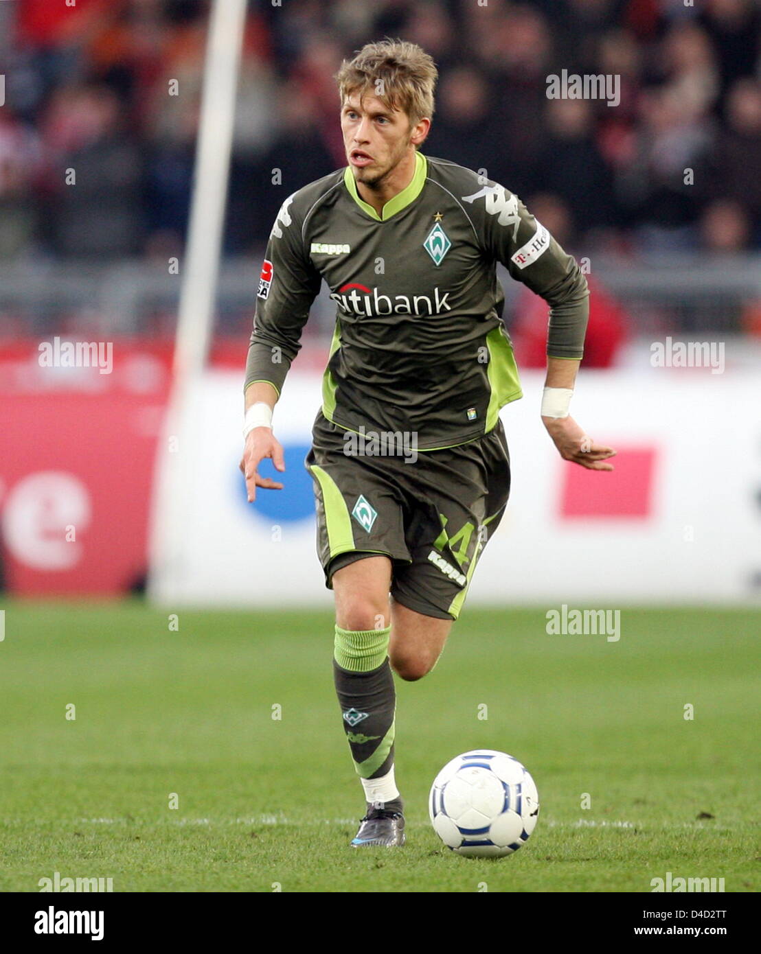 Bremen's Aaron Hunt controls the ball during the Stuttgart vs Werder ...