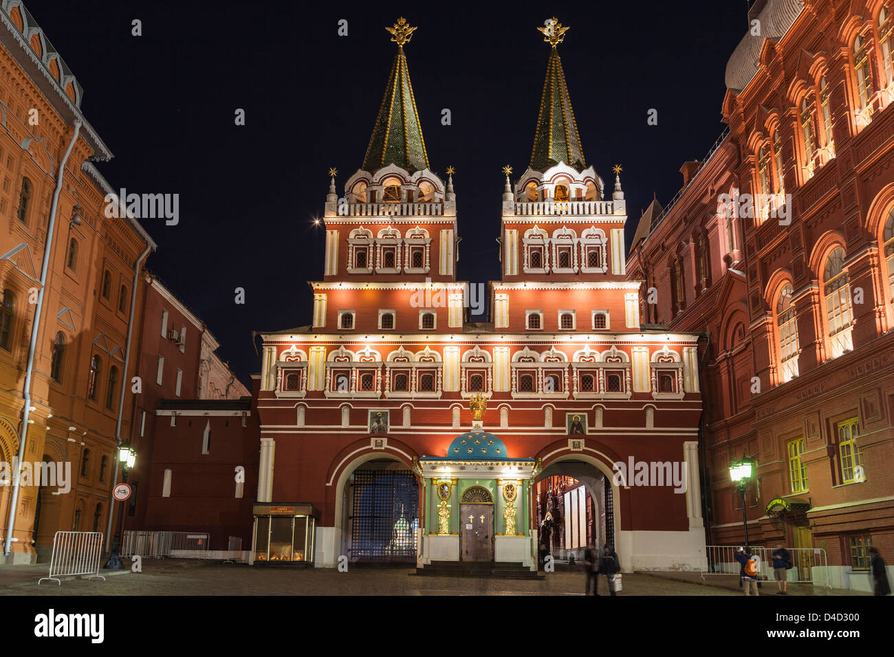 Night view of the entrance gates to red square Stock Photo - Alamy