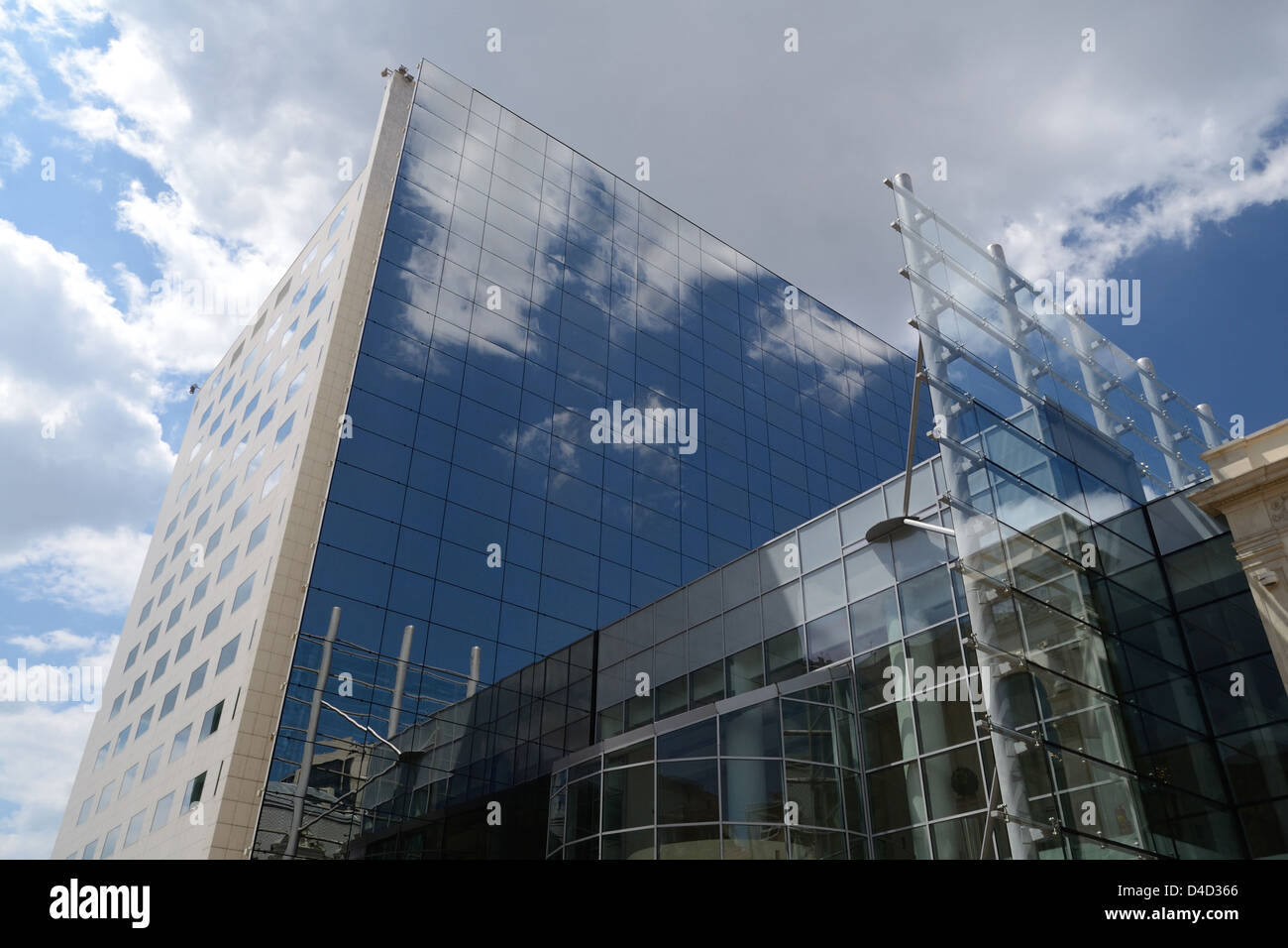 Impressive apartment building hi-res stock photography and images - Alamy