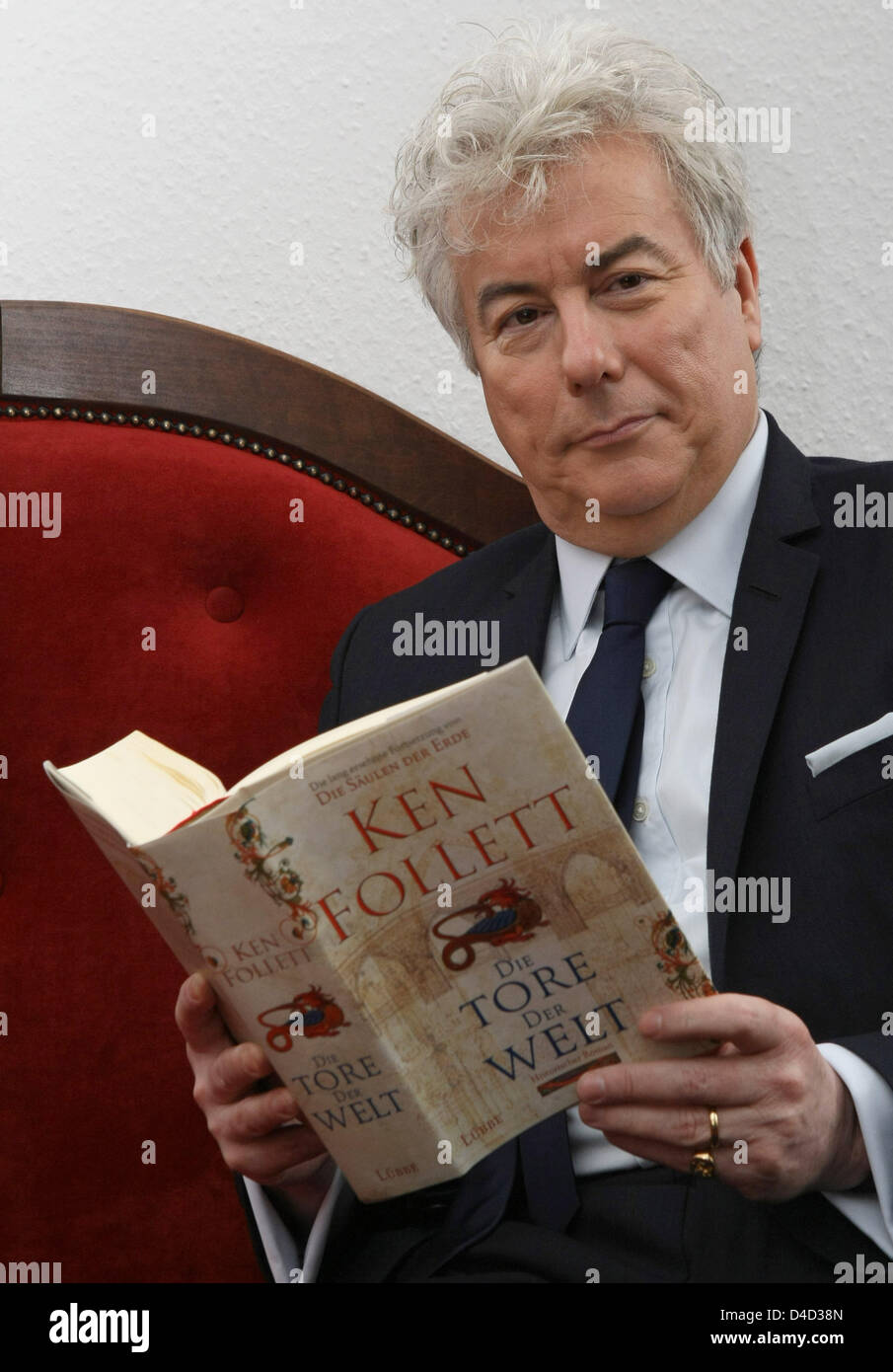 US author Ken Follett poses with his latest novel 'Die Tore der Welt ...