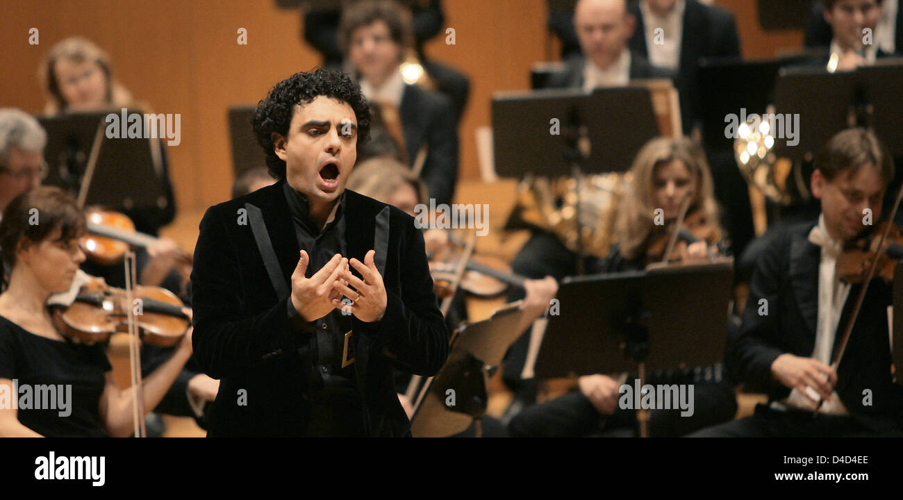 Mexican tenor Rolando Villazon sings with the Prague philharmonic ...
